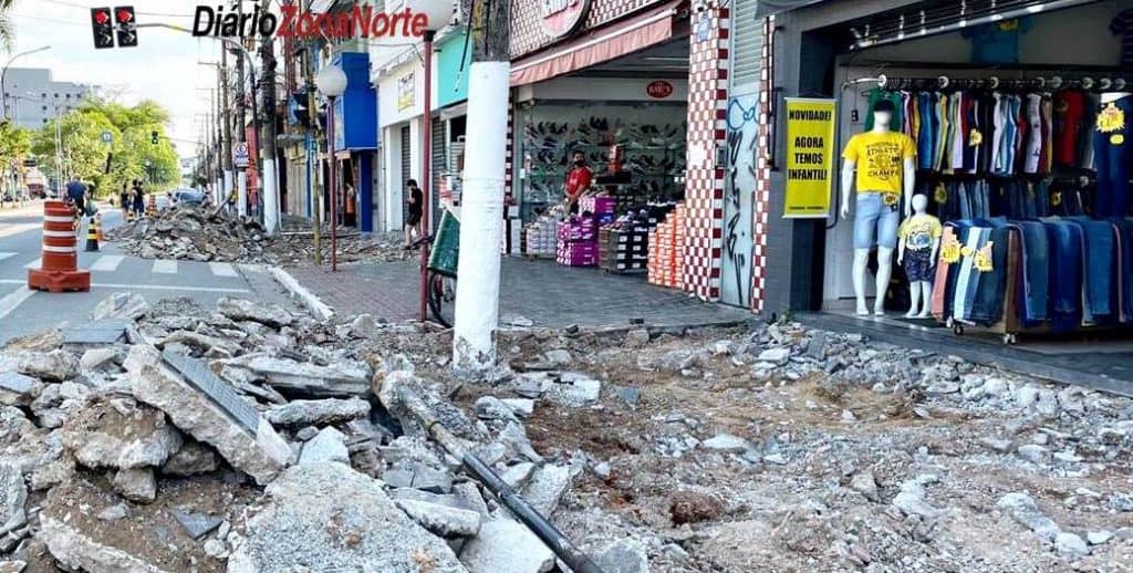 Av. Guilherme Cotching parece ter saído de um bombardeio... com ... Av. Guilherme Cotching parece ter saído de um bombardeio... com ...