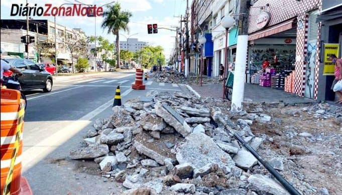 Av. Guilherme Cotching parece ter saído de um bombardeio... com ... Av. Guilherme Cotching parece ter saído de um bombardeio... com ...